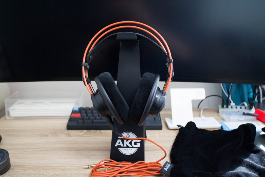 【AKG K712 Proレビュー】高音質と快適な装着感でコストパフォーマンス抜群のヘッドフォン - NewsCoffee