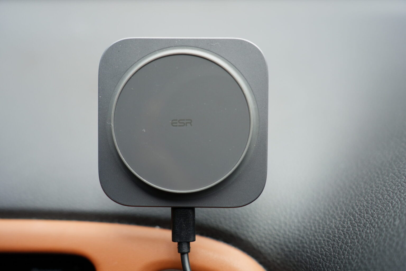 ESR Magsafe対応車載用のQiワイヤレス充電器をレビューしてみた！後付のmagsafeシールもレビュー！ - NewsCoffee